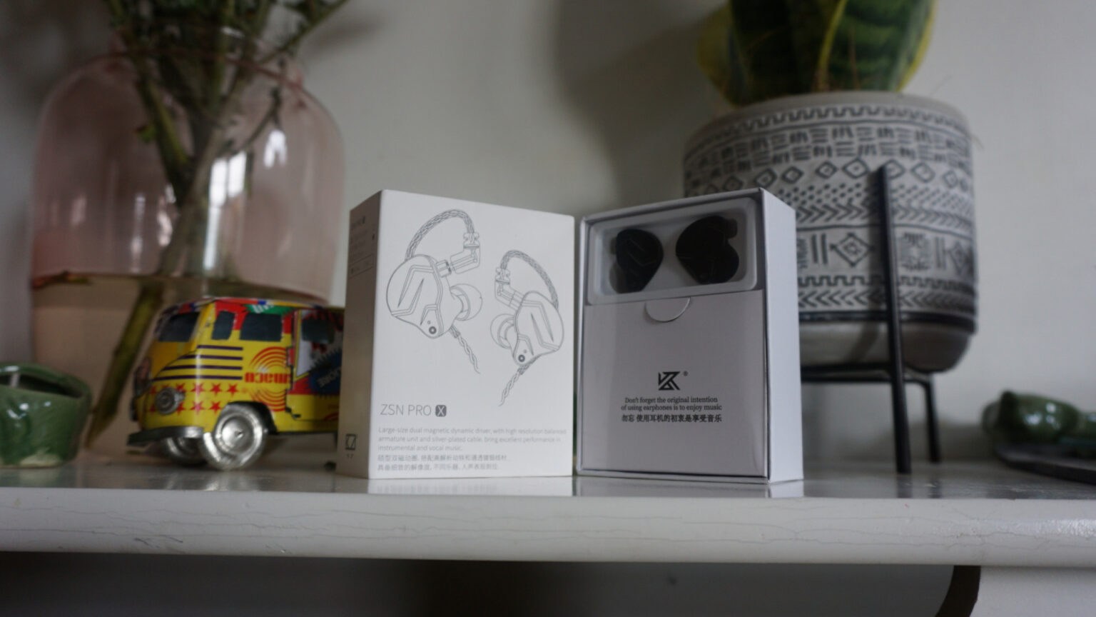 IEM vs earbuds: What's the difference? - Android Authority