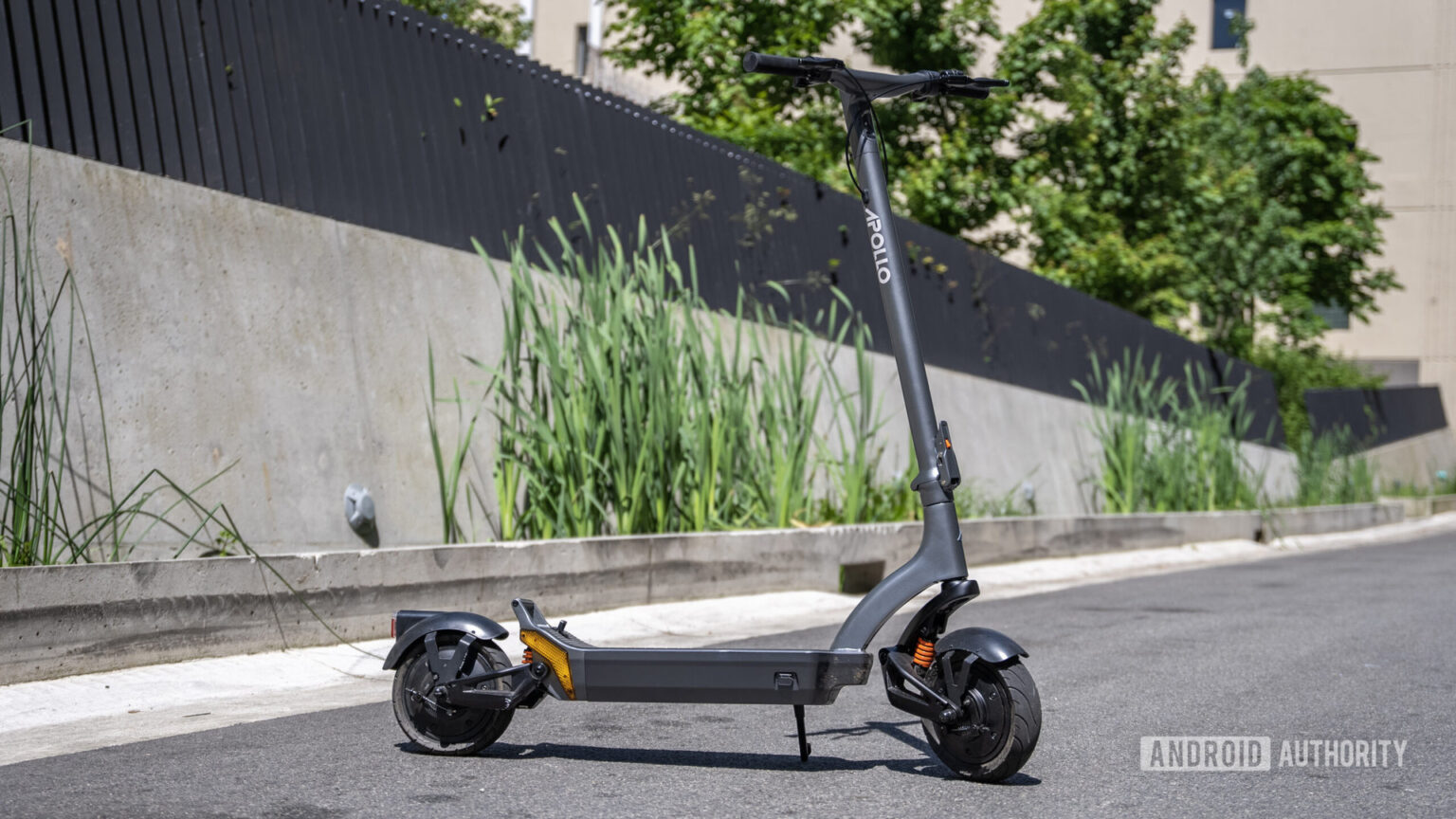 Apollo Phantom V3 review: A new standard for electric scooters at 41mph