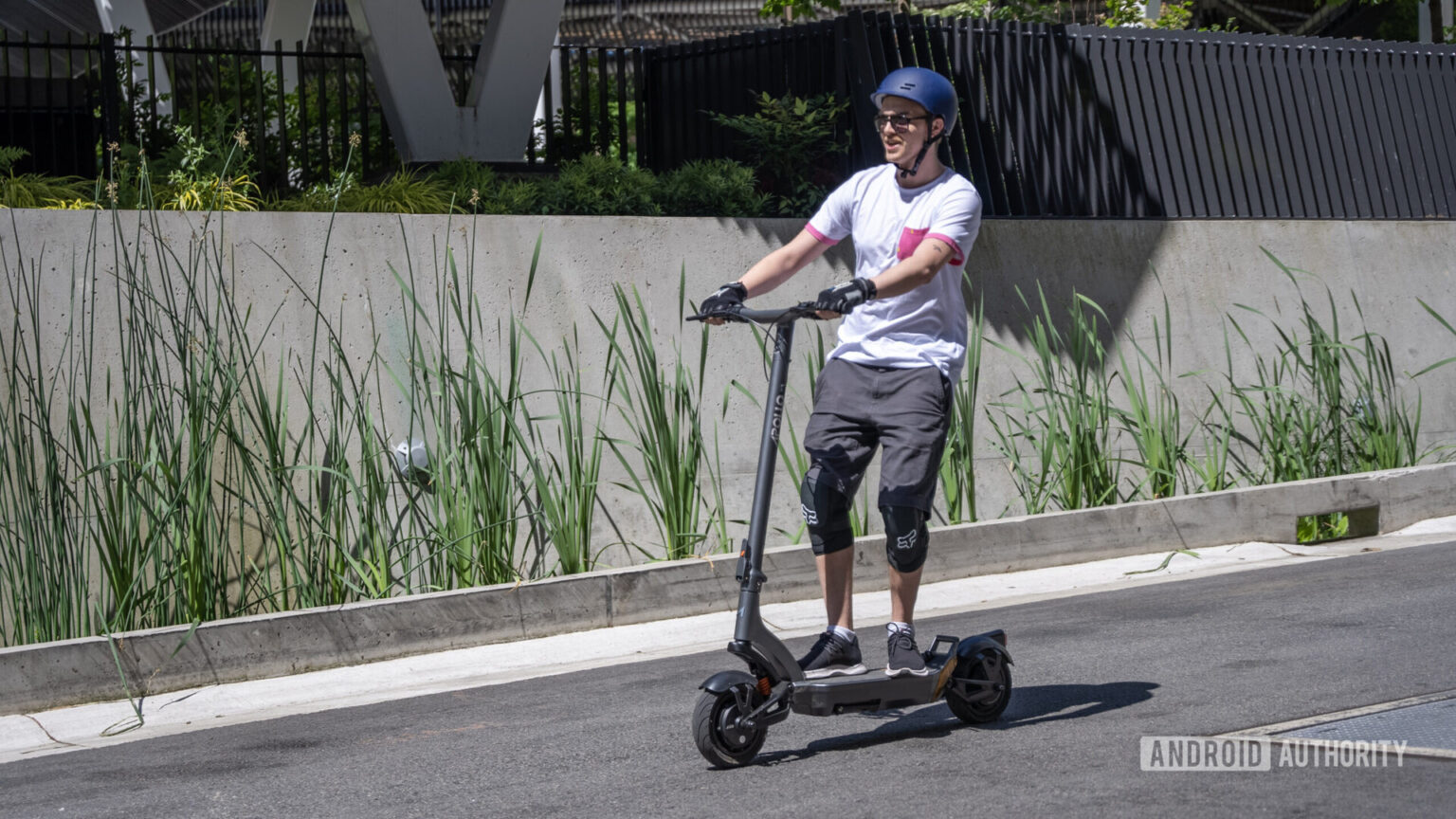 Apollo Phantom V3 review: A new standard for electric scooters at 41mph