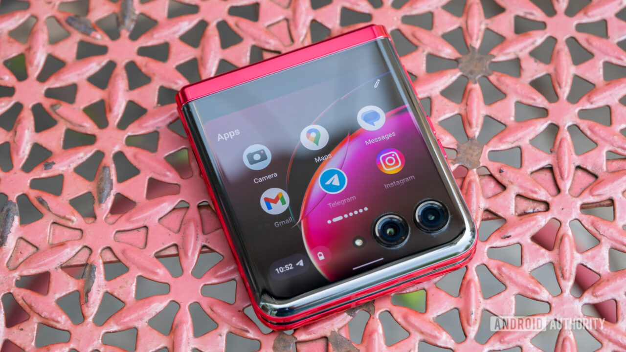Can you use the Motorola Razr Plus fully closed? I tried for a day