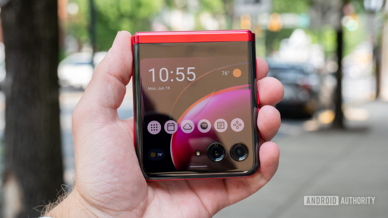 The Razr Plus 2023 plunges $450 in limited-time deal - Android Authority