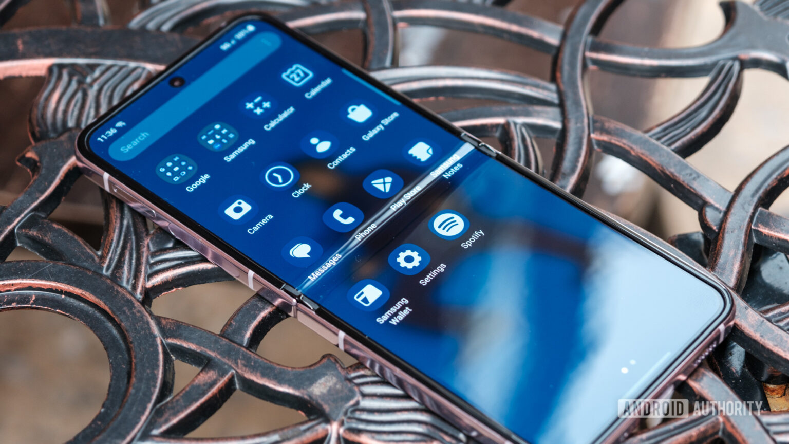 Does the Samsung Galaxy Z Flip 6 have a crease and how noticeable is it?