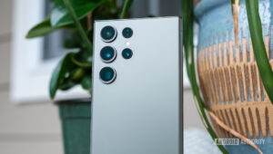 What is a periscope camera lens, and how does it work?