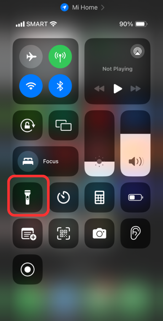 How to turn the flashlight on and off on the iPhone 13 - Android Authority