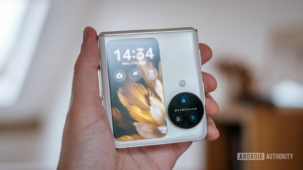 It finally feels like Google is ready for a Pixel Flip... next year ...