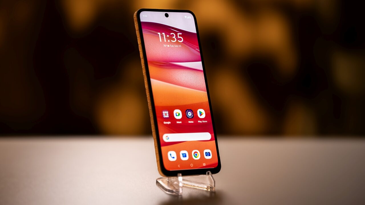 This Motorola flexible smartphone concept can wrap around your wrist