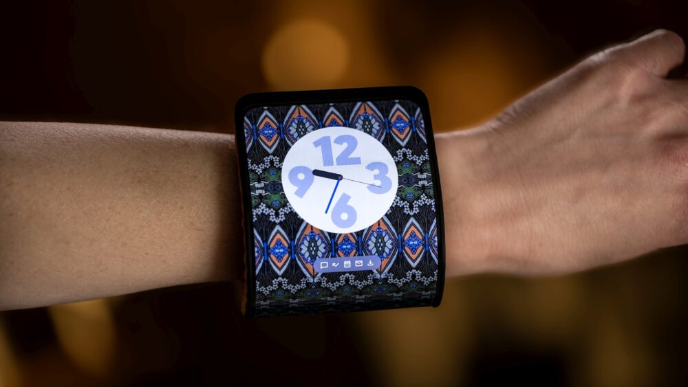 This Motorola flexible smartphone concept can wrap around your wrist