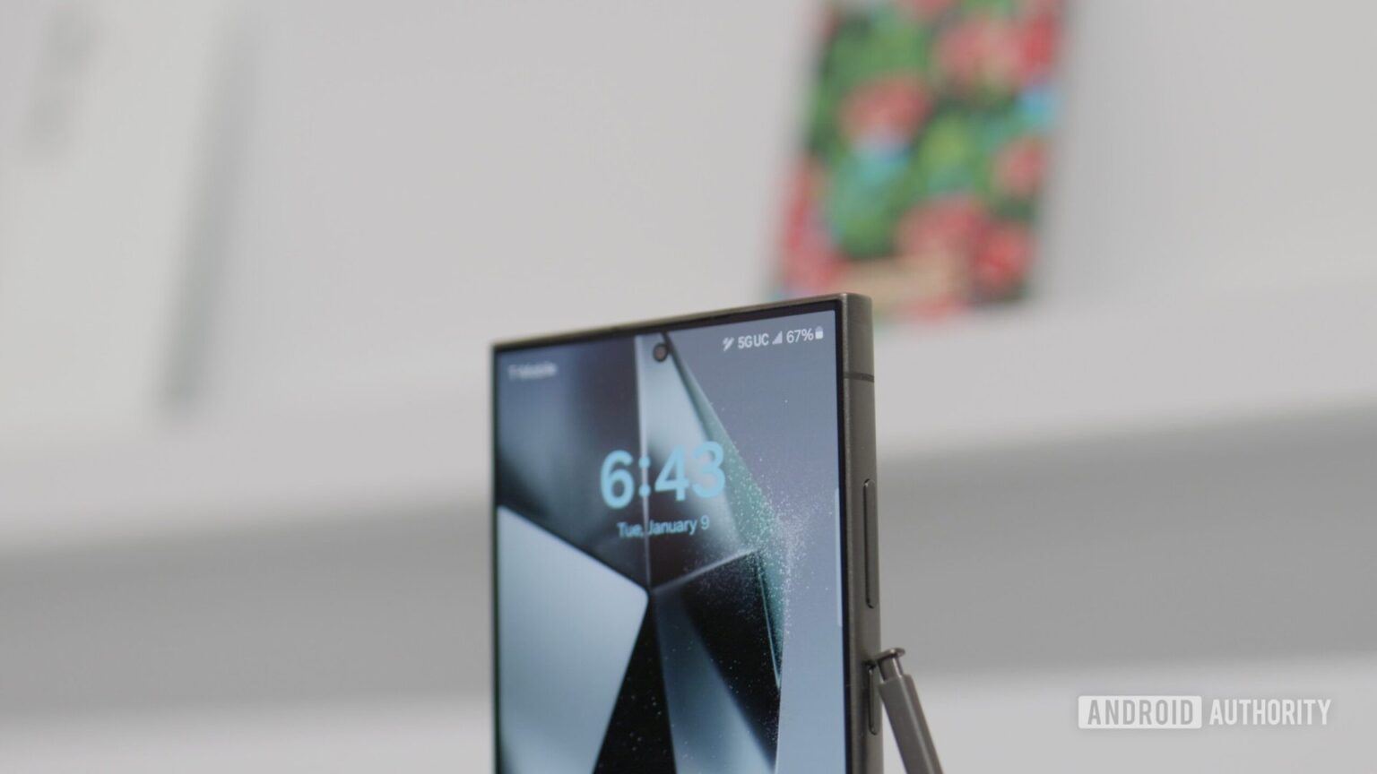 Does the Samsung Galaxy S24 Ultra have a curved display?