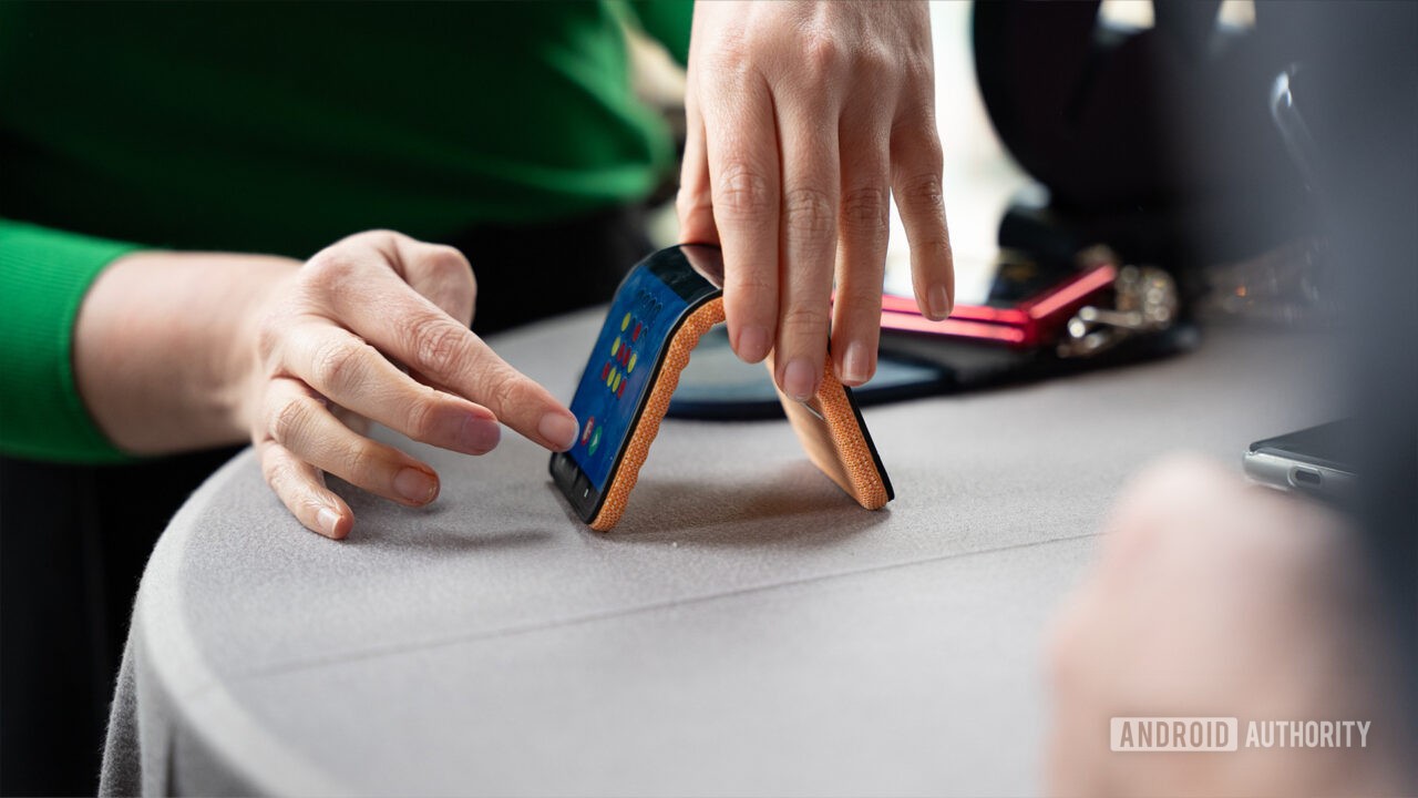 Motorola's smartphone wraps around the wrist, and it's crazy - Android ...