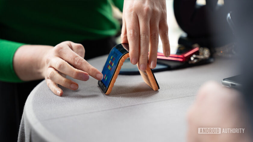 Motorola's smartphone wraps around the wrist, and it's crazy - Android ...