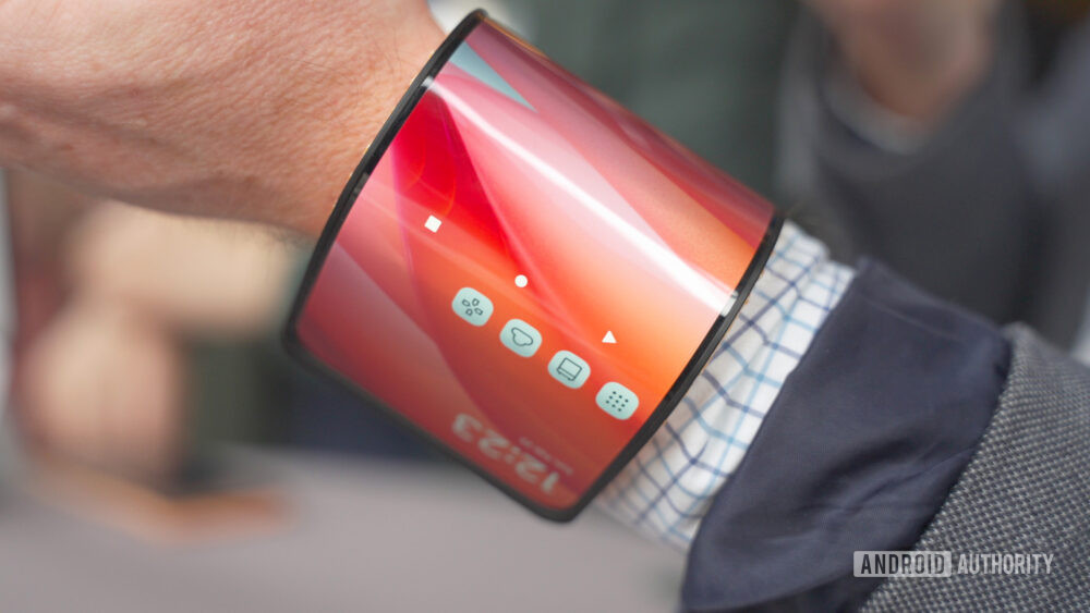 Motorola's smartphone wraps around the wrist, and it's crazy - Android ...