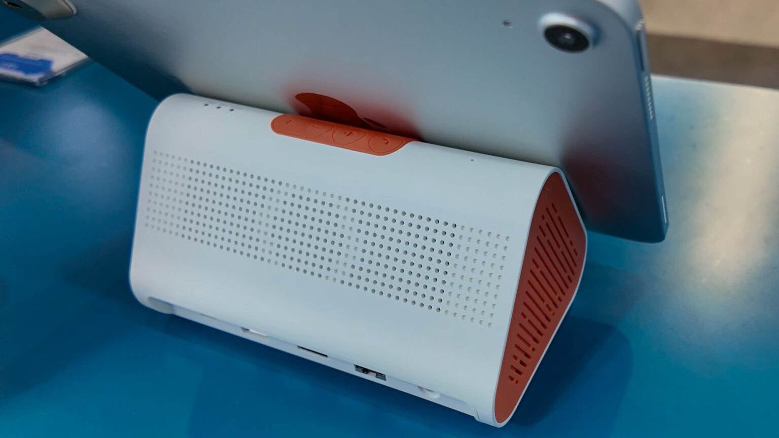 This TP-Link smart home hub reminds me so much of the Pixel Tablet