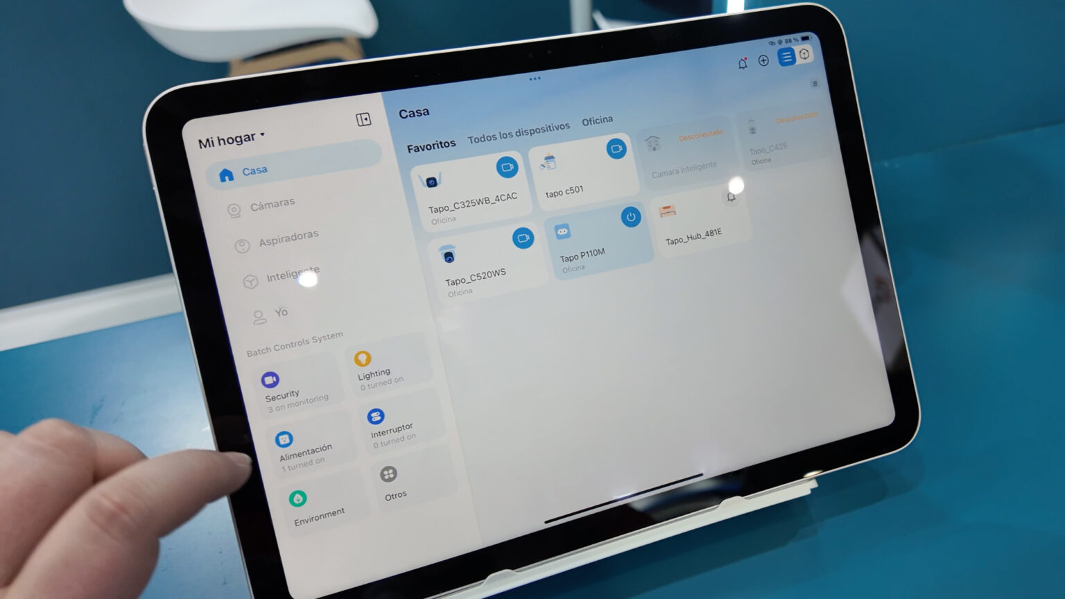 This TP-Link smart home hub reminds me so much of the Pixel Tablet