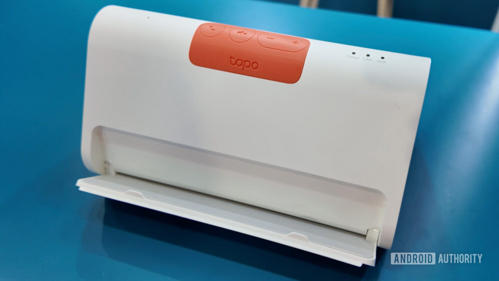 This TP-Link smart home hub reminds me so much of the Pixel Tablet