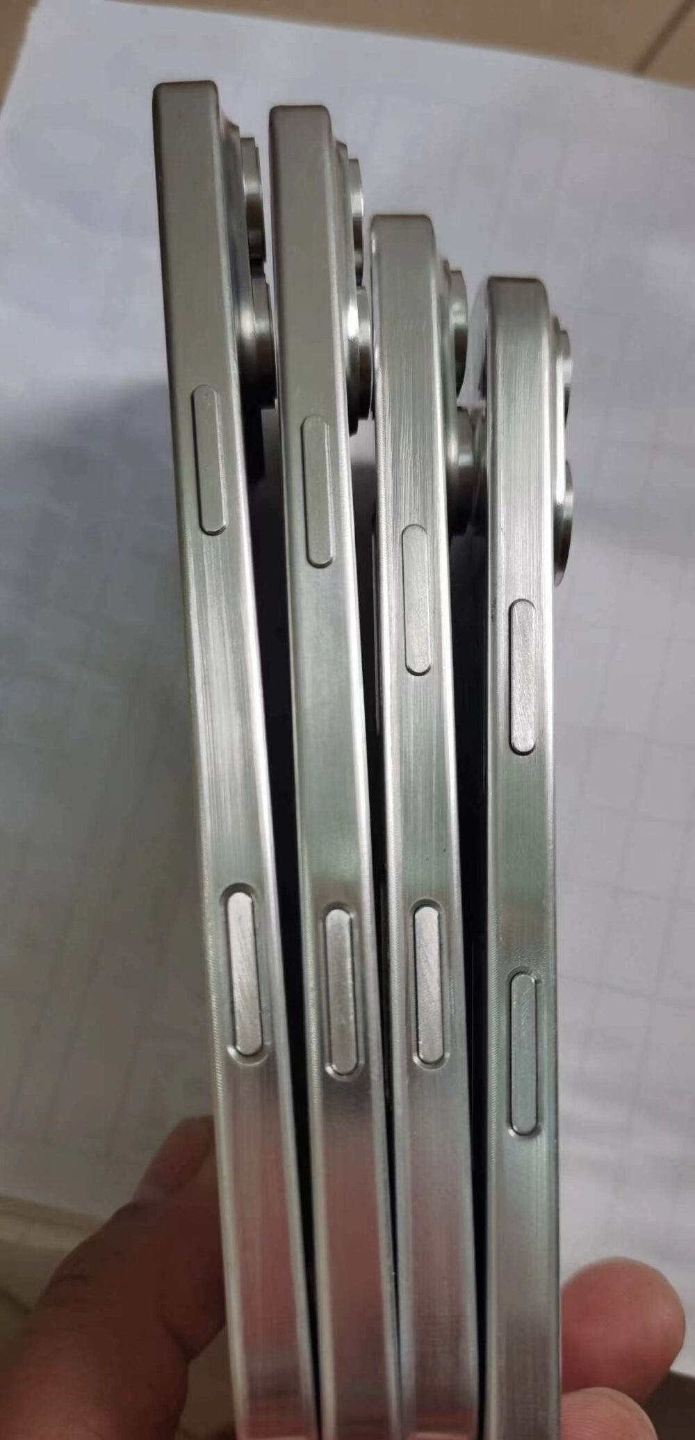 These iPhone 16 and iPhone 16 Pro dummy units give us iPhone X vibes