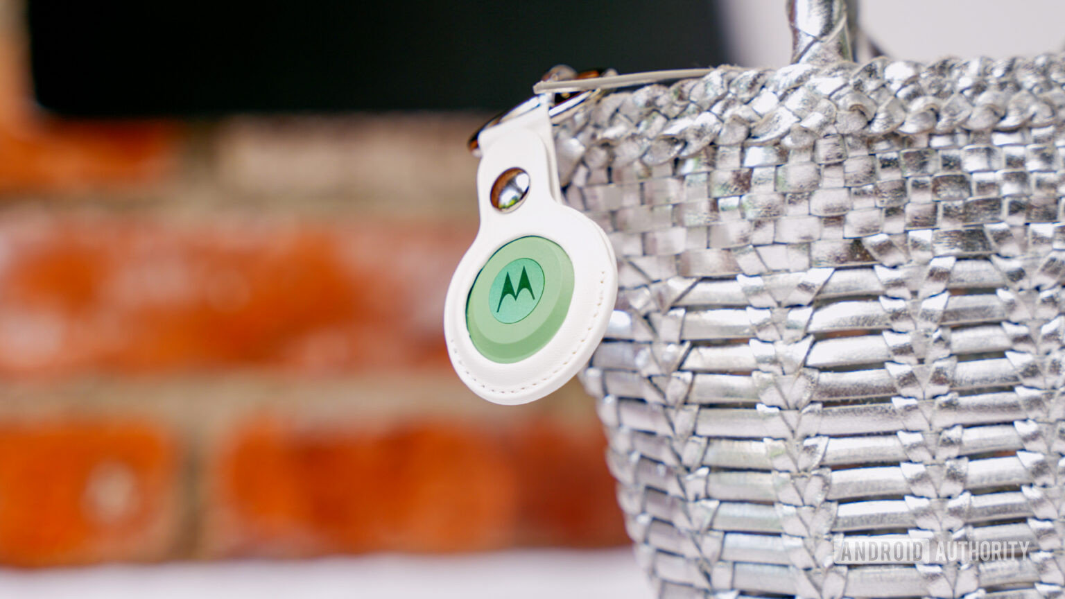 Motorola Moto Tag hands-on: Inspired by Apple, compatible with Google