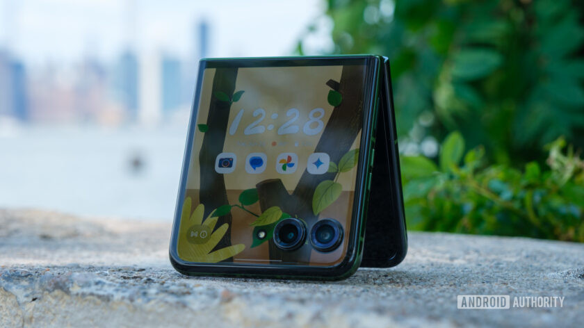 Hands-on with Motorola's Moto AI: A more productive Razr? - Android ...