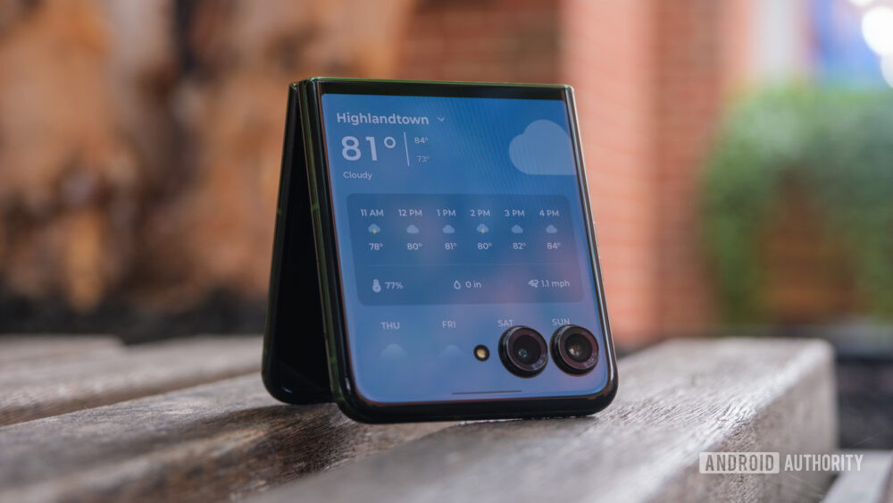 It finally feels like Google is ready for a Pixel Flip... next year ...