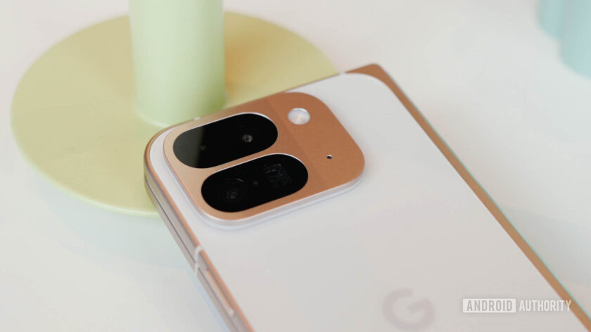 It finally feels like Google is ready for a Pixel Flip... next year ...