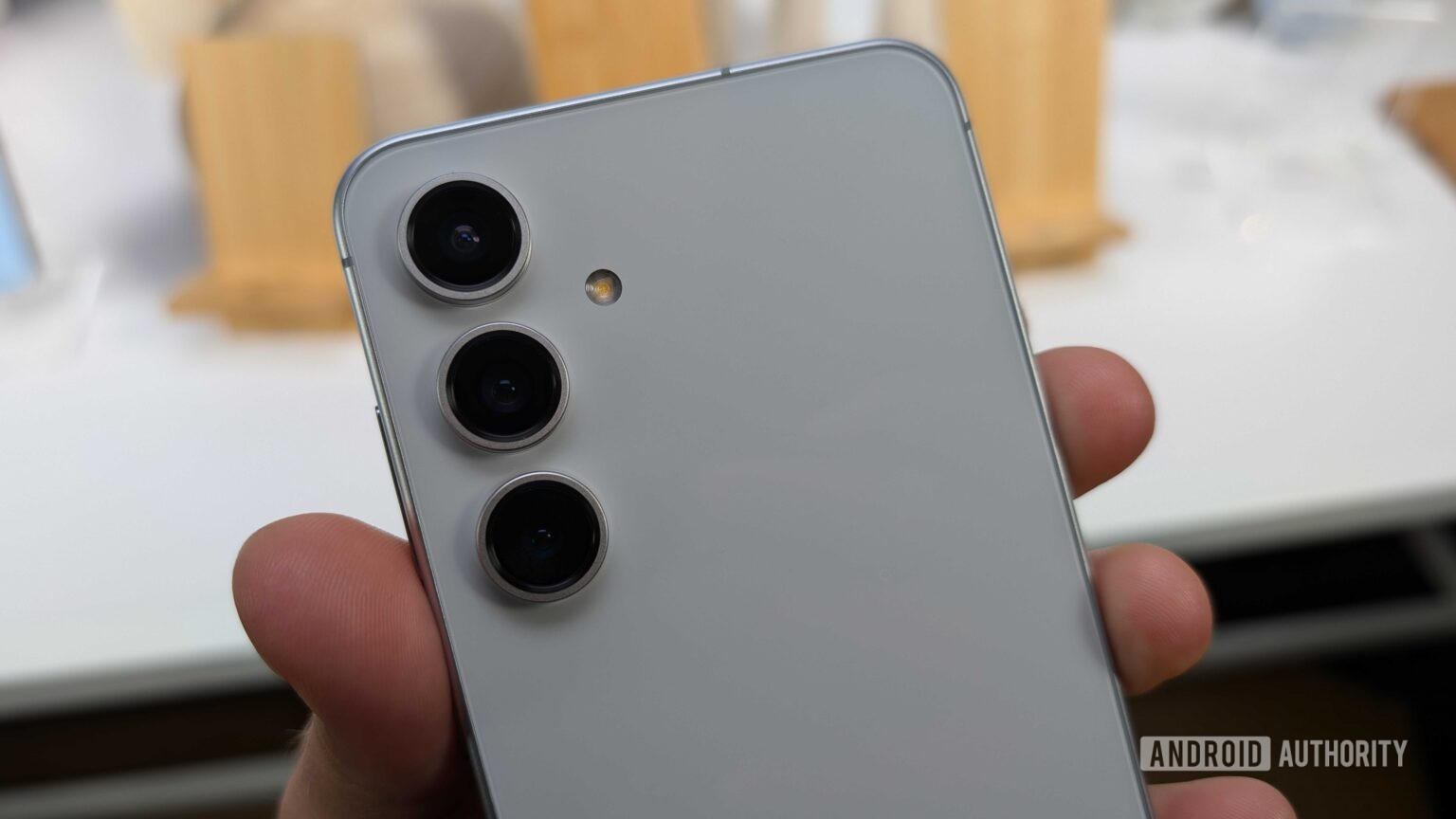 Samsung Galaxy S24 FE teardown looks surprisingly repairable - Android ...