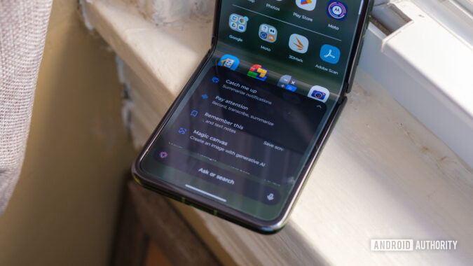 Hands-on with Motorola's Moto AI: A more productive Razr? - Android ...