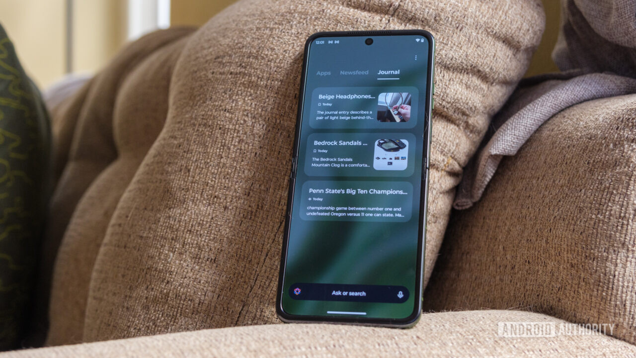 Hands-on with Motorola's Moto AI: A more productive Razr? - Android Authority