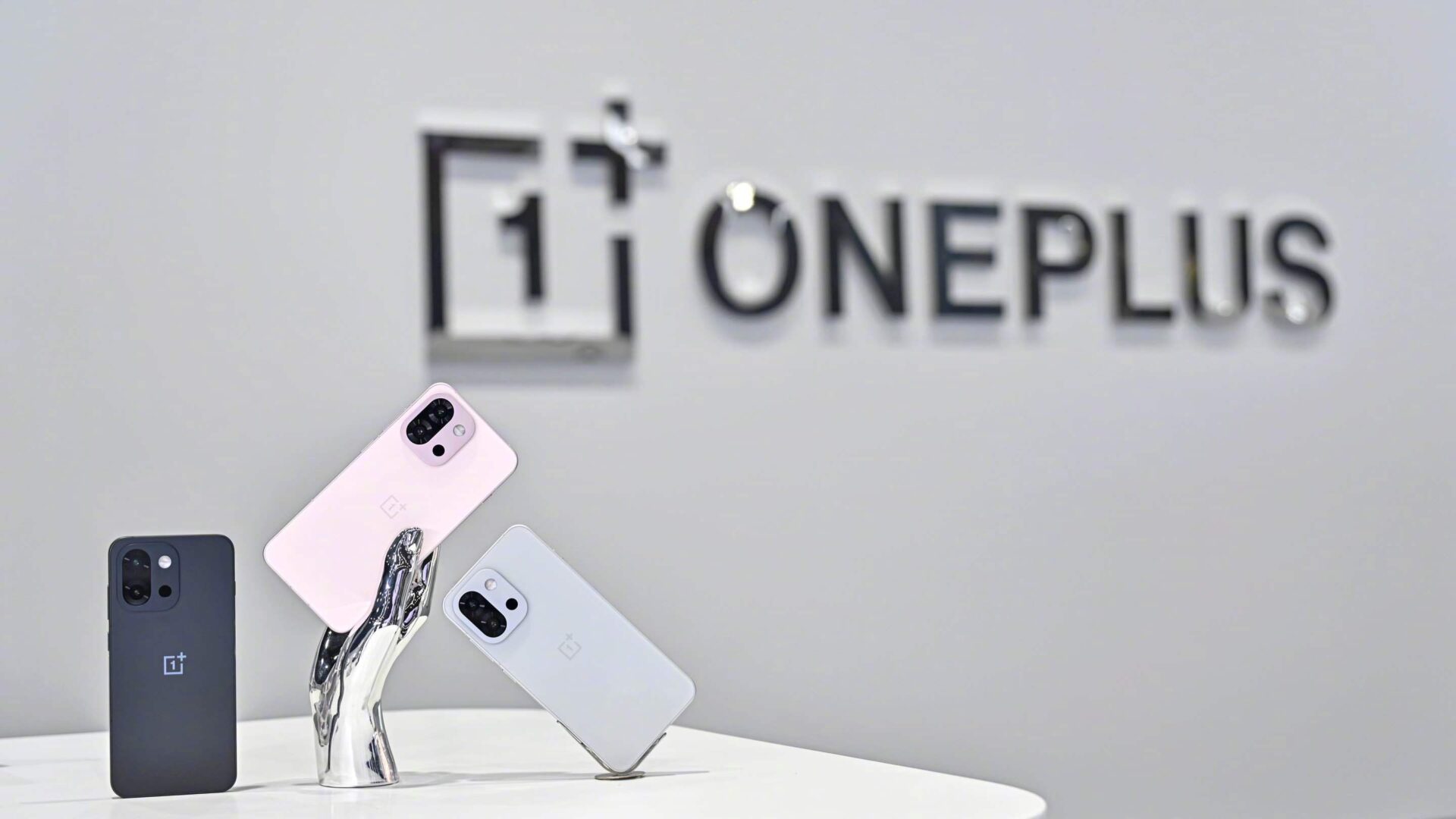 OnePlus 13T launched with huge battery and small size