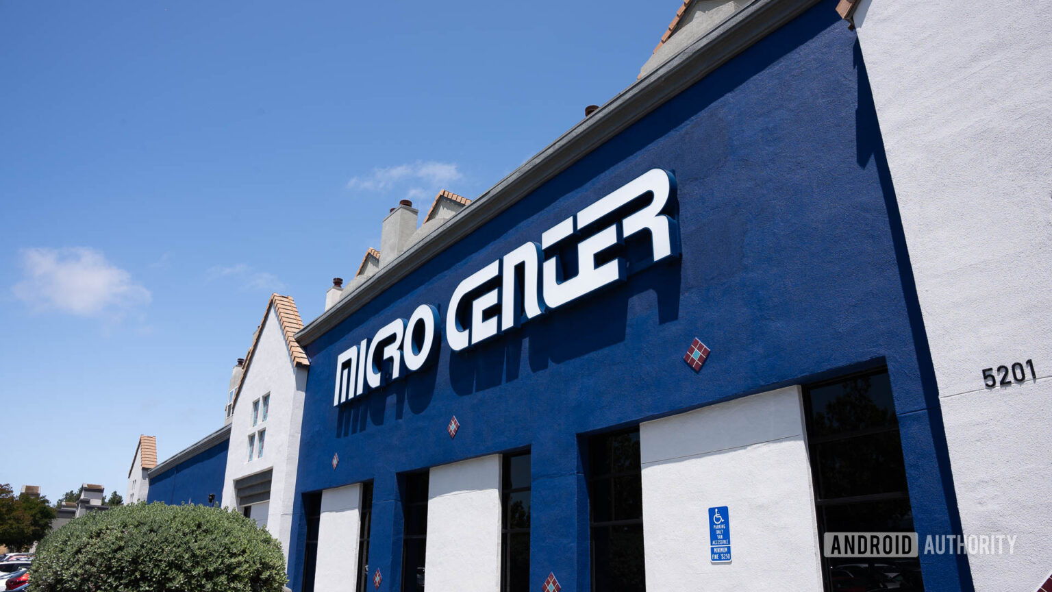I visited the newest Micro Center in Santa Clara, and it's amazing