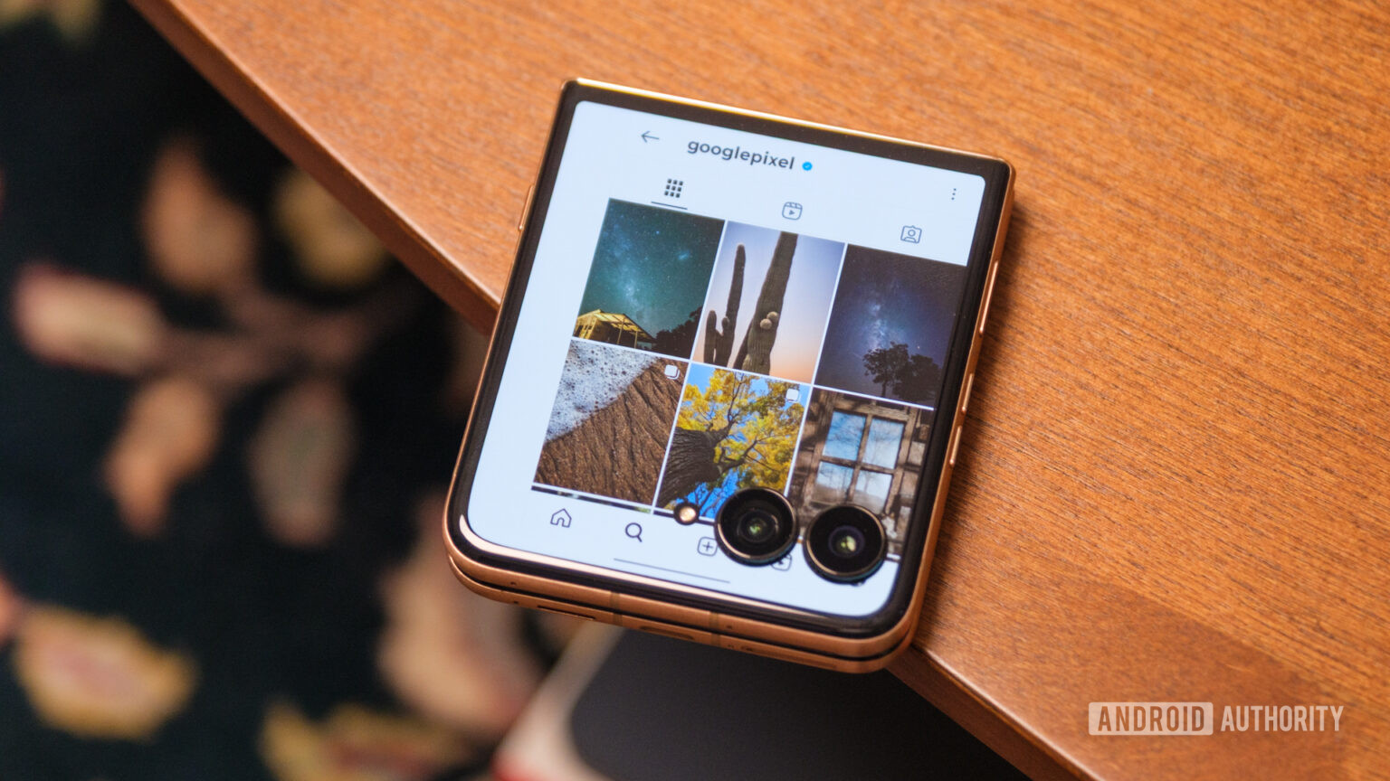 Here are 5 ways I actually use the cover screen on my Motorola Razr