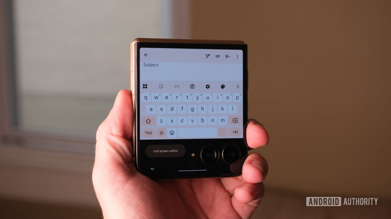 Here are 5 ways I actually use the cover screen on my Motorola Razr