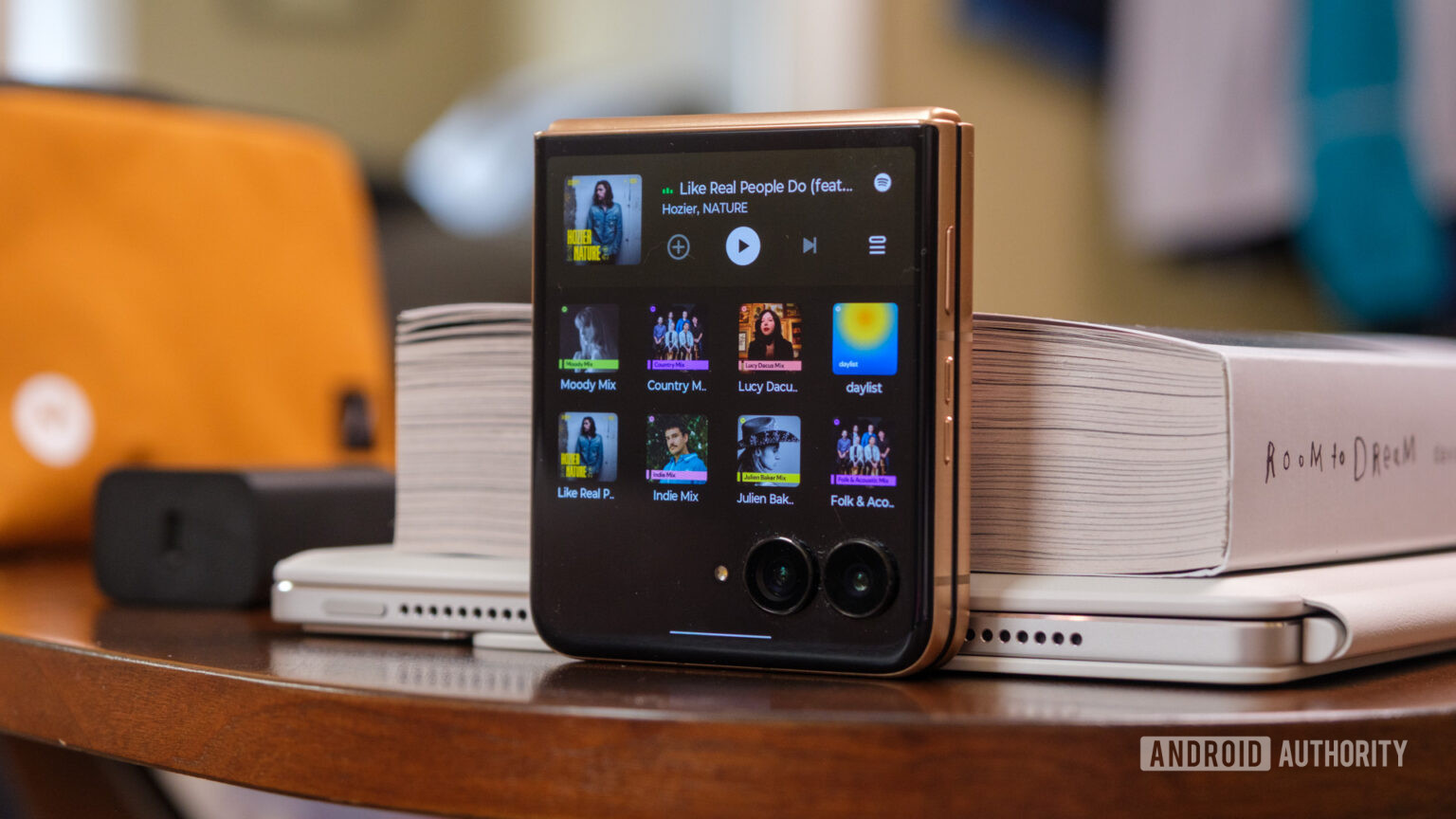Here are 5 ways I actually use the cover screen on my Motorola Razr
