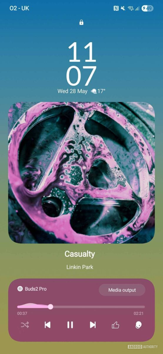 One UI 8 gives you quick access to earbud controls on the lock screen