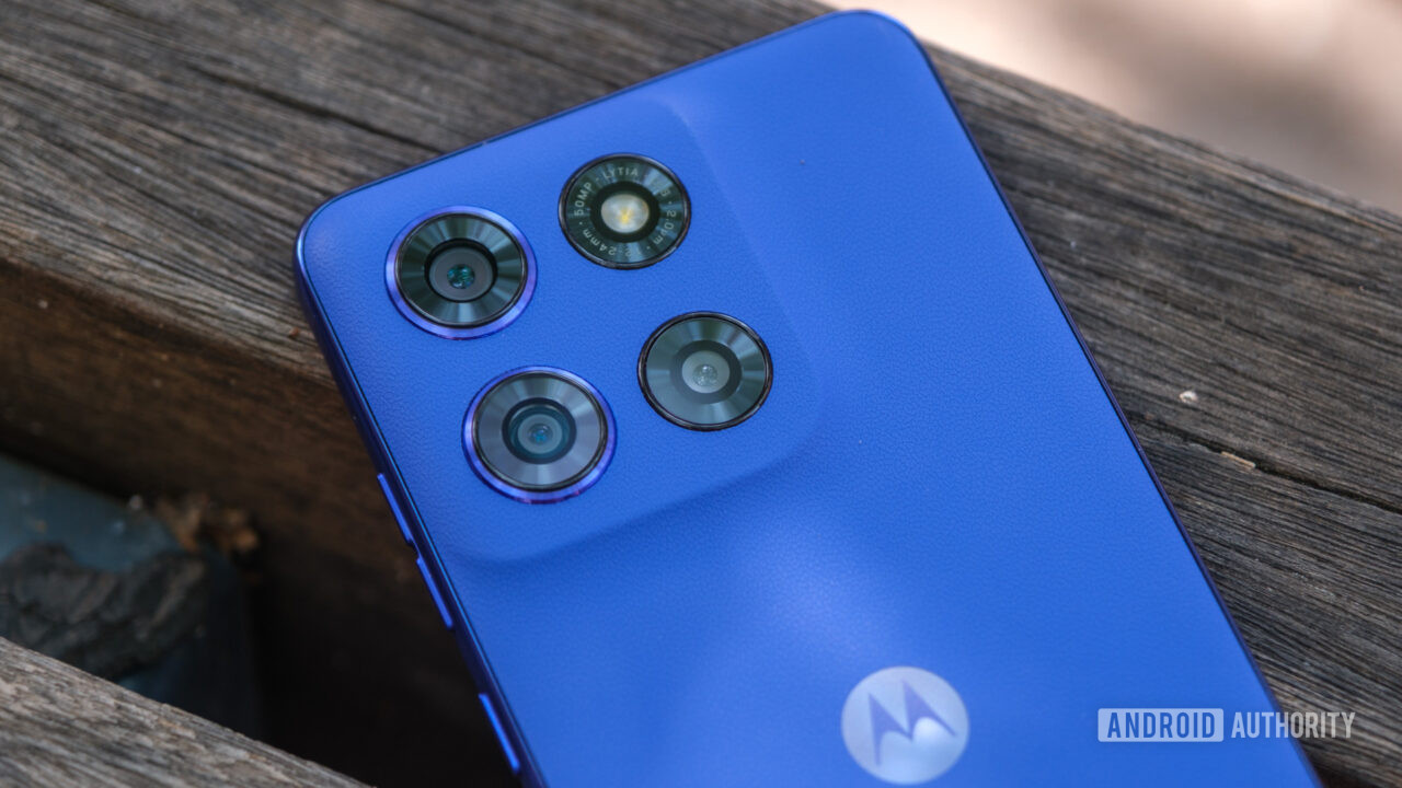Motorola is finally starting to roll out stable Android 16 - Android ...