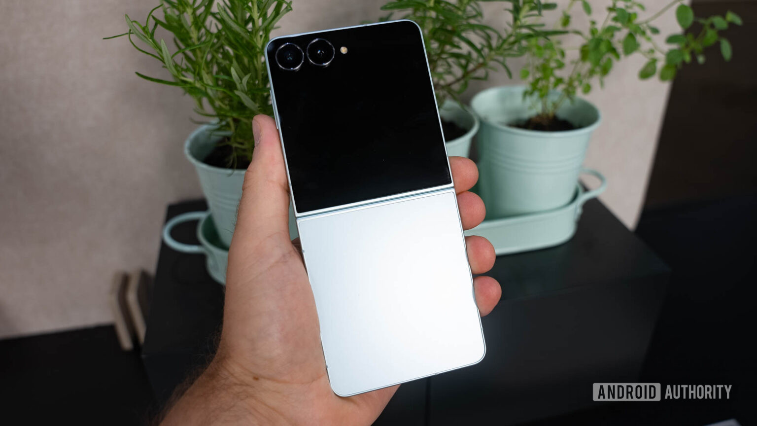 The Galaxy Z Flip 7 doesn't fix the worst thing about Samsung flip phones