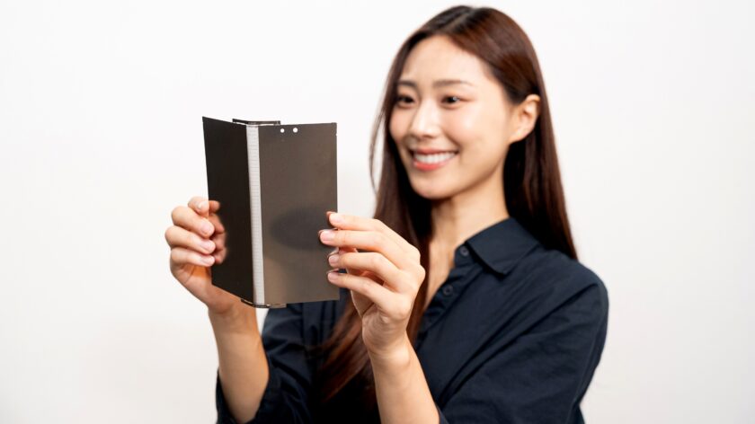 Galaxy Z Fold 7's display survives 500,000 folds, a massive leap over ...