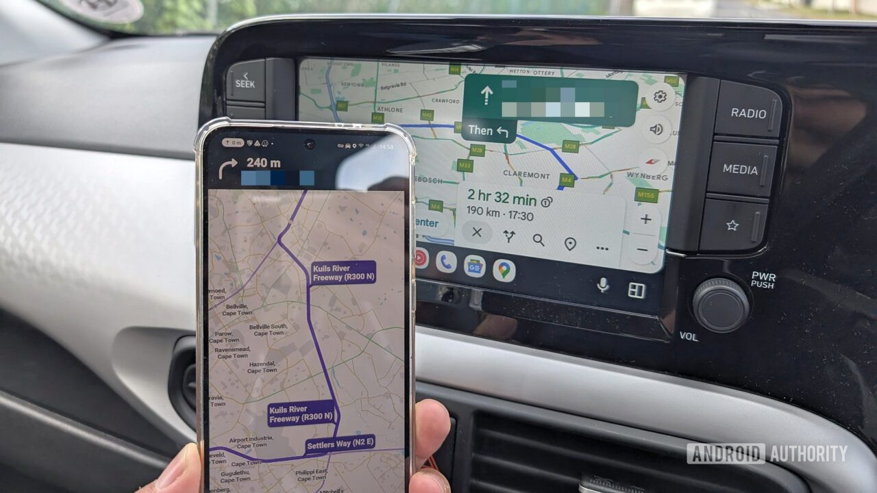 Here's how I run Maps and Waze simultaneously with Android Auto