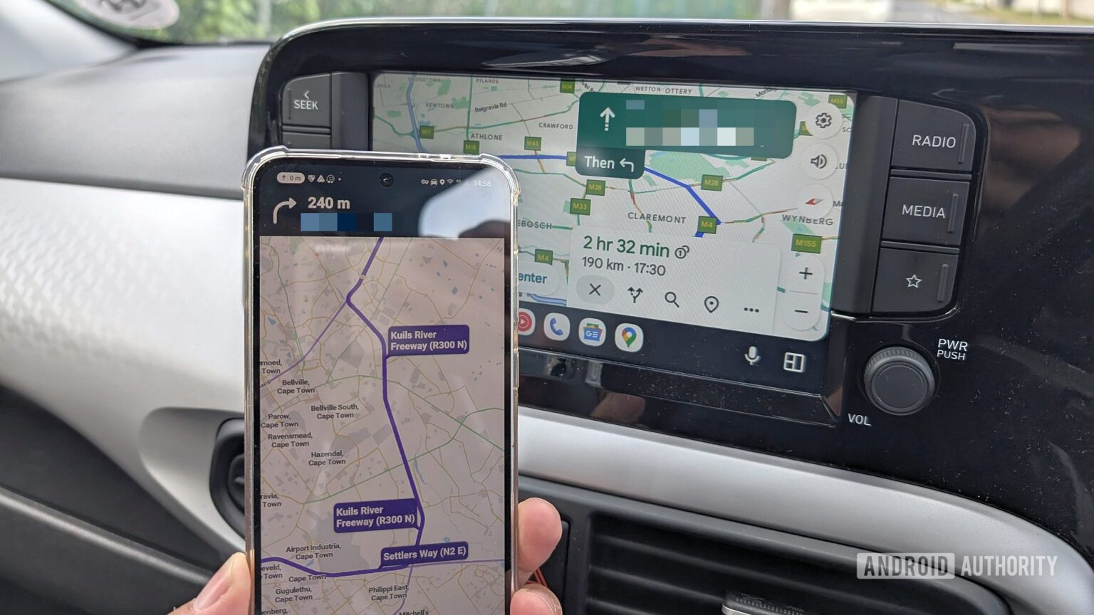 Here's how I run Maps and Waze simultaneously with Android Auto