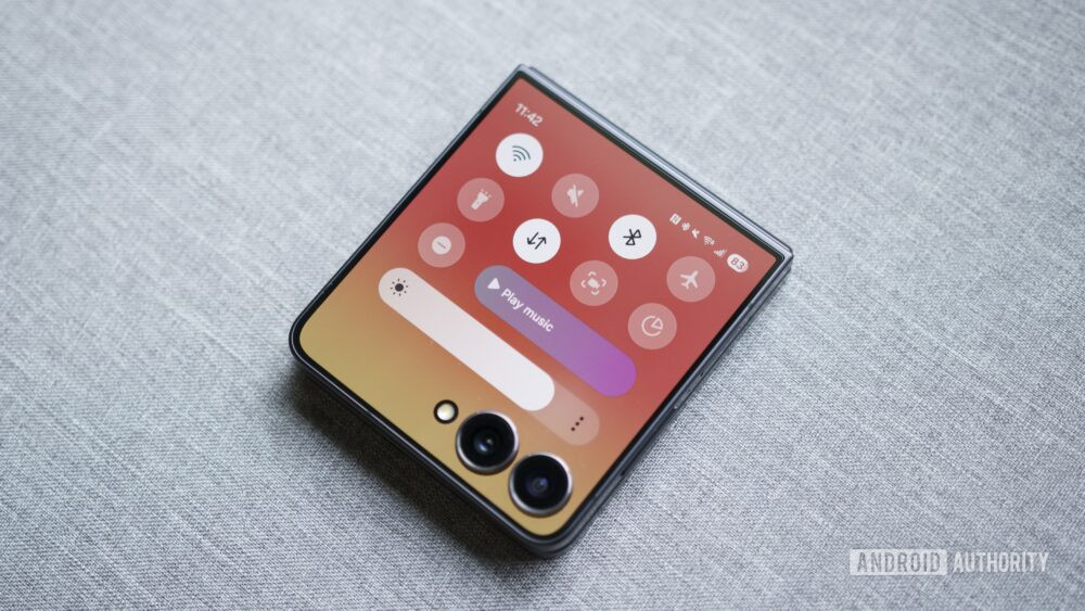 The Galaxy Z Flip 7's new cover screen is a mess