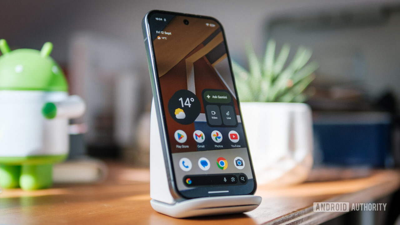 Google Pixelsnap vs Pixel Stand: One is clearly better in every way
