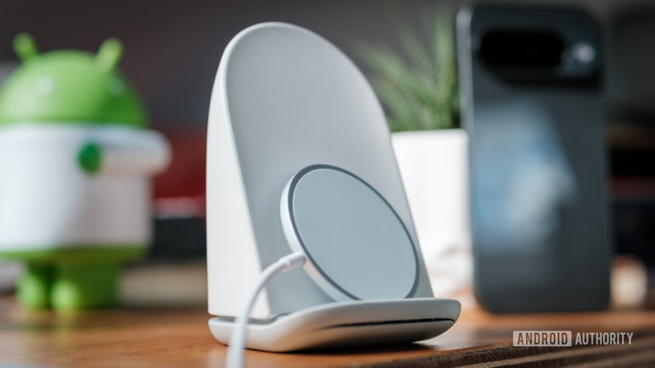 Google Pixelsnap vs Pixel Stand: One is clearly better in every way