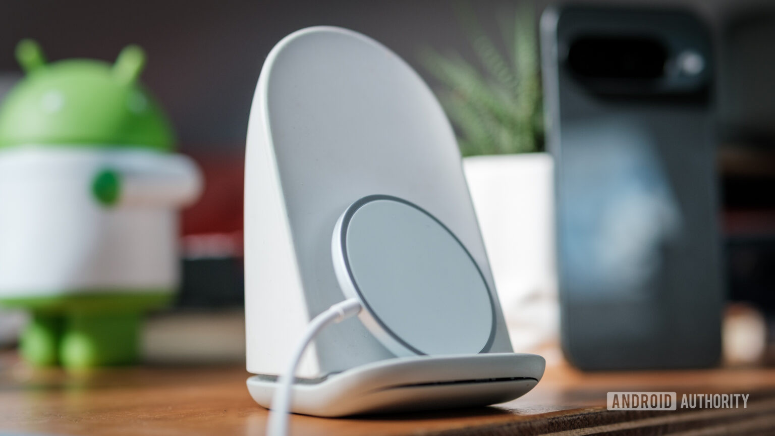 Google Pixelsnap vs Pixel Stand: One is clearly better in every way