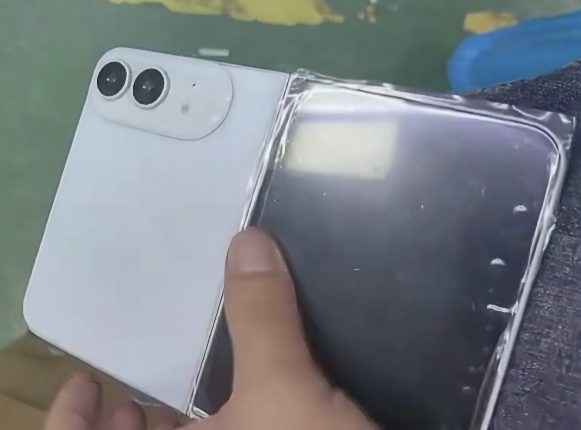 iPhone Fold/Ultra dummy unit leaks in white color